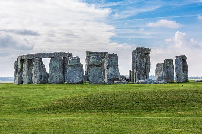 Southampton to London via Attraction of your choice (Stonehenge, Windsor etc) - How does the itinerary work?