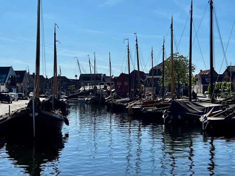 Spakenburg: Guided Walking Tour of the Historic Center - The Dike and the Lake