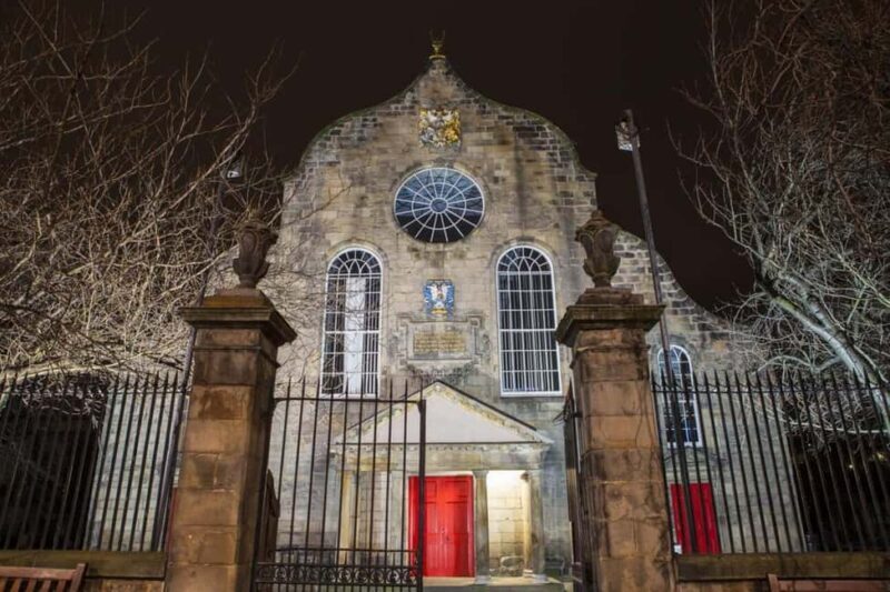 Spectral Encounters: Private Edinburghs Ghostly Trail - Key Points