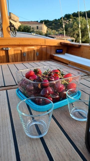 Spetses Island Boat Exploration  e-kaiki - A Comprehensive Look at the Spetses Electric Boat Tour