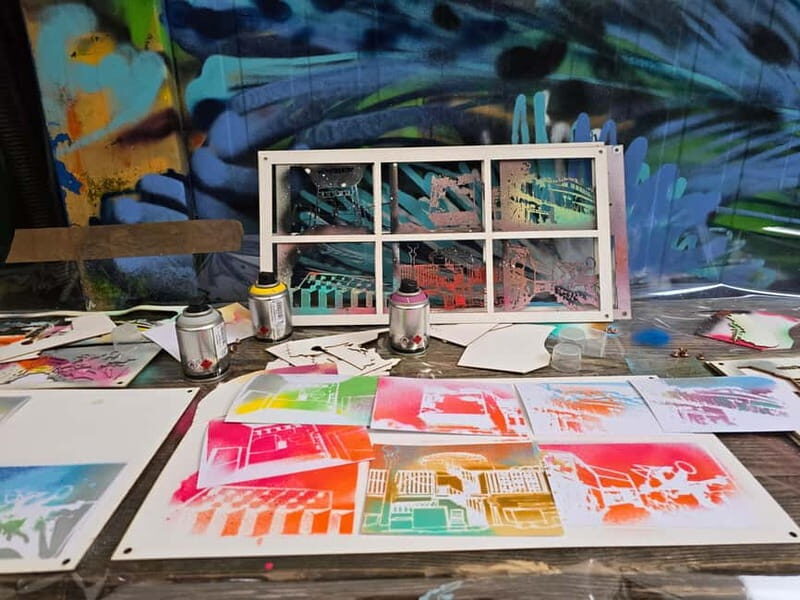 Spray your postcards of cool Munich! - The Artistic Hands-On Moment