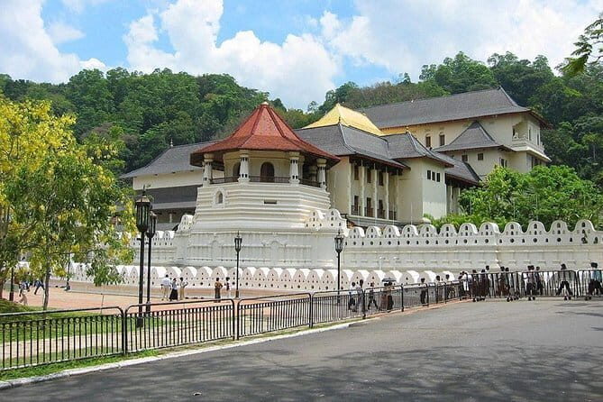 Sri Lanka Airport (BIA CMB) to Kandy Pickup And Drop|Private Transfer - Key Points