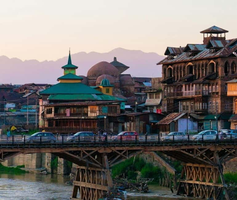 Srinagar Old City Heritage Walking Tour with Kahwa Tea - Key Points