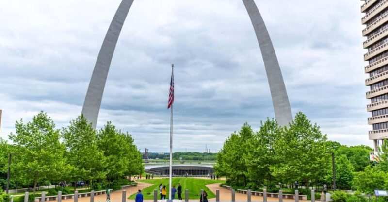 St. Louis Arch - Walking Tour and Entrance Ticket - Visiting the Old Courthouse