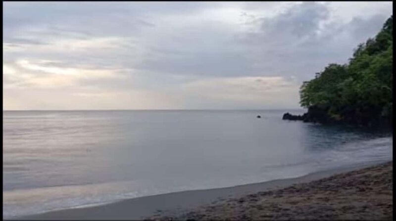 St. Vincent: Black Point Tunnel and Villa Beach Tour - Relaxing at Villa Beach