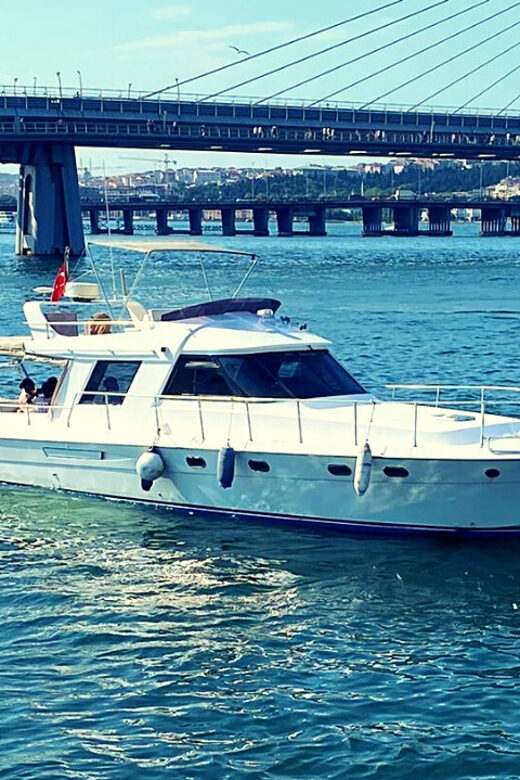 stanbul: Bosphorus Private Yacht Cruise with Tea and Coffee - An Authentic Perspective on the Bosphorus Yacht Cruise