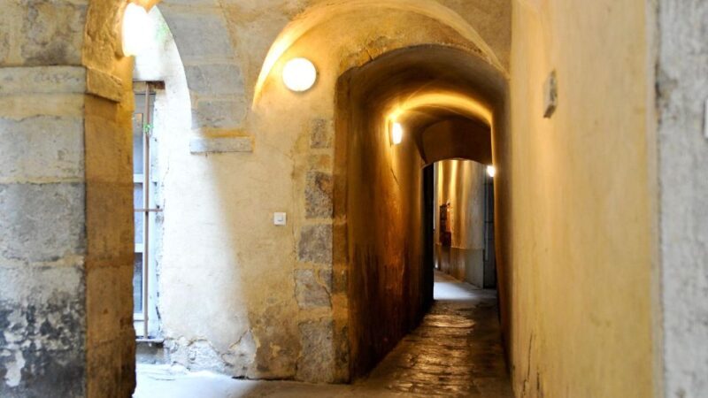 Storytelling tour of the Vieux-Lyon for children in French - Value and Booking Considerations
