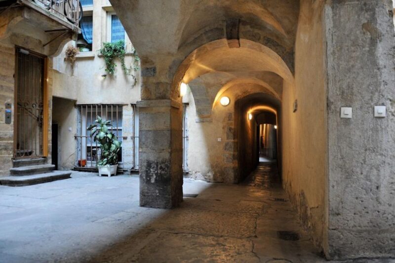 Storytelling tour of the Vieux-Lyon in French - Discovering Lyon’s Vieux-Lyon: A Storytelling Adventure
