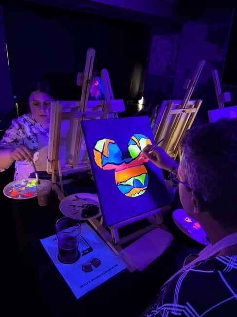 Strasbourg: Painting in the dark workshop with drinks - What Makes This Workshop Special?