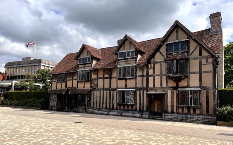 Stratford-upon-Avon: City Walking Tour & Exploration Game - Who Is This Tour Best For?