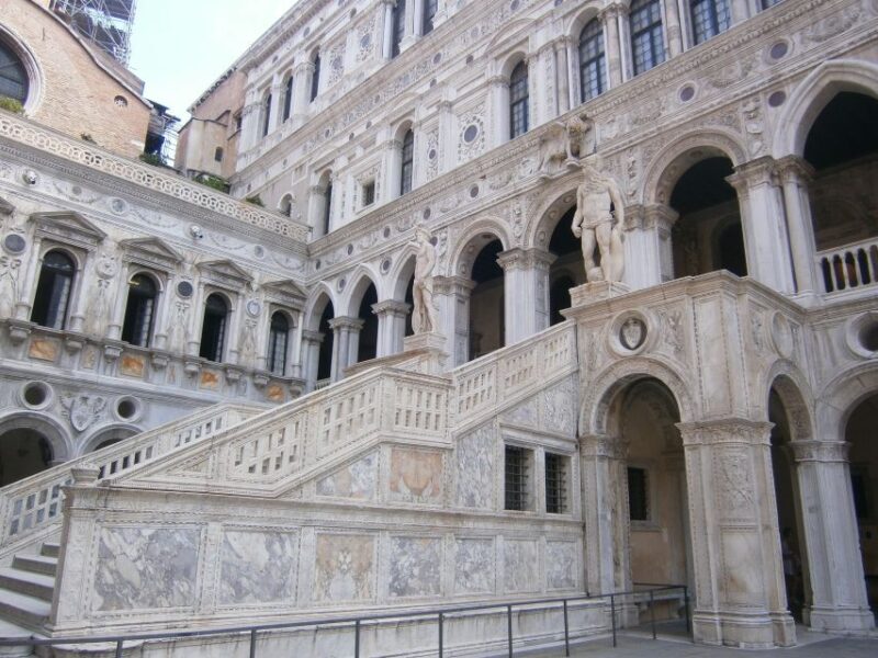 Stroll The Halls of Doge's Palace on a Guided Tour in Venice - The Atmosphere and Practicalities