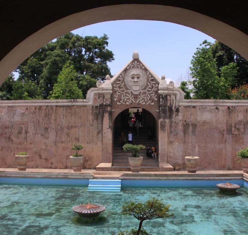 Sultan Palace, Prambanan Temple and Water Castle Guide Tour - Key Points