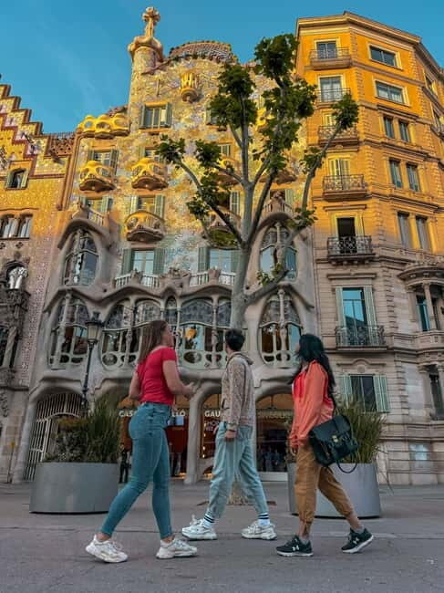 Sunrise Walking Tour: Barcelona Before the Crowd & Breakfast - Discovering Barcelona Before the Hordes