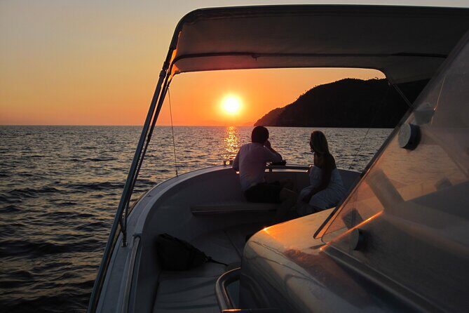 Sunset boat tour of the Amalfi Coast - A Full Look at the Amalfi Coast Sunset Boat Tour