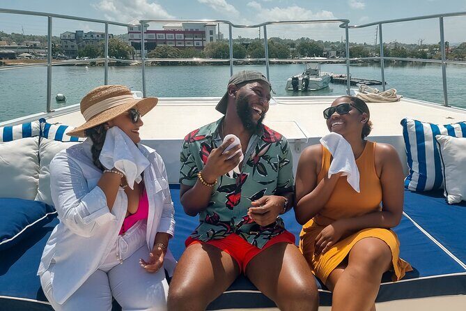 Sunset Deluxe 2-Hour Private Charter in Montego Bay, Open Bar - Key Points