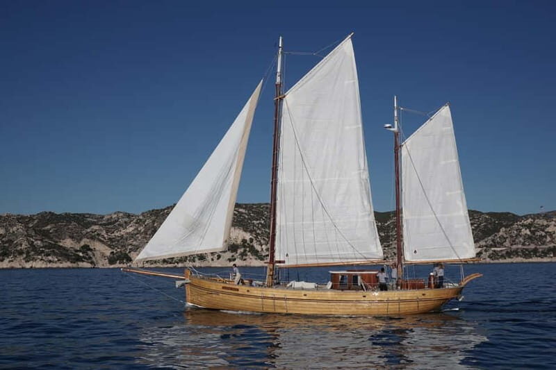 Sunset evening in a Ketch in the Calanques du Frioul - What Makes This Tour Stand Out?