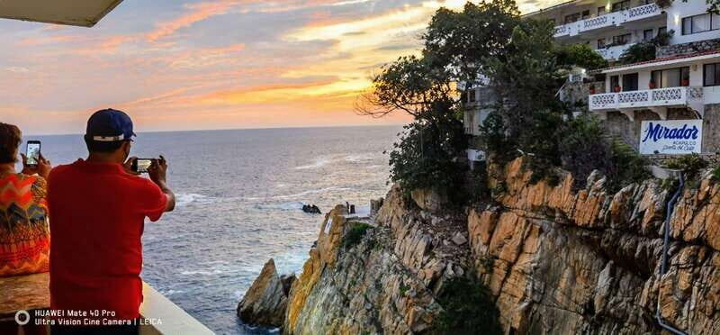 .Sunset High Cliff Divers Exhibition with Different Options, - Drinks and Dining Options: Cheers to the Experience