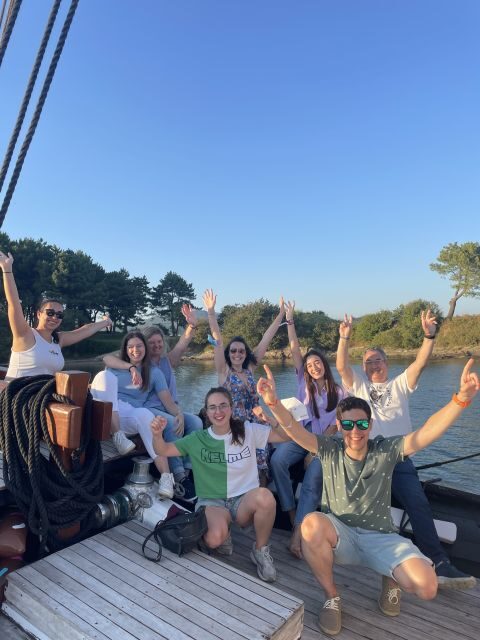 Sunset in schooner sailing Vigo ria - Key Points