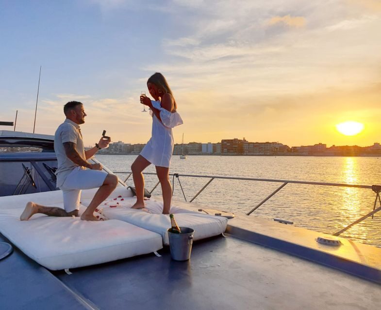 Sunset on a boat with cava included - Key Points