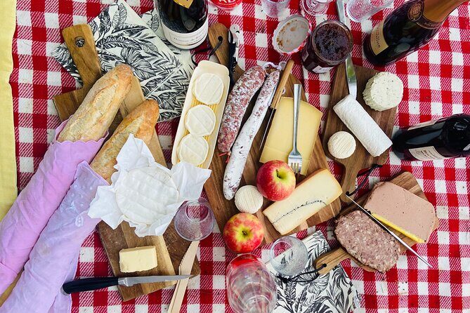 Sunset Picnic with View of Eiffel Tower and Live Music - Key Points