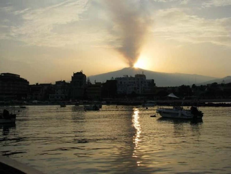 Sunset tour in search of dolphins with aperitif - FAQs