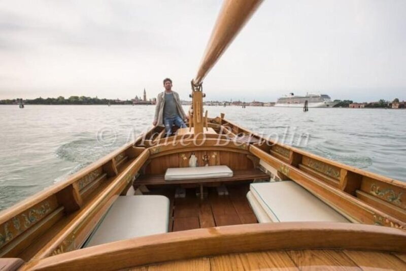 Sunset Venetian lagoon with prosecco - Authenticity and Experience