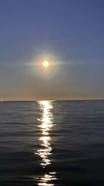 Sunset+paddle surf with music+fotos&videos Barceloneta+snack - Key Points