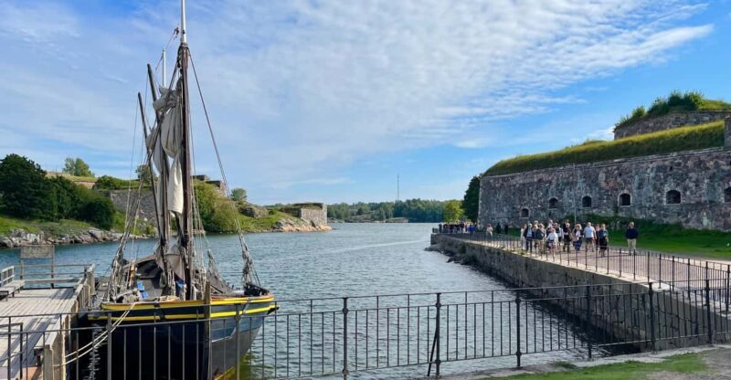 Suomenlinna tour in French with Doro - Key Points