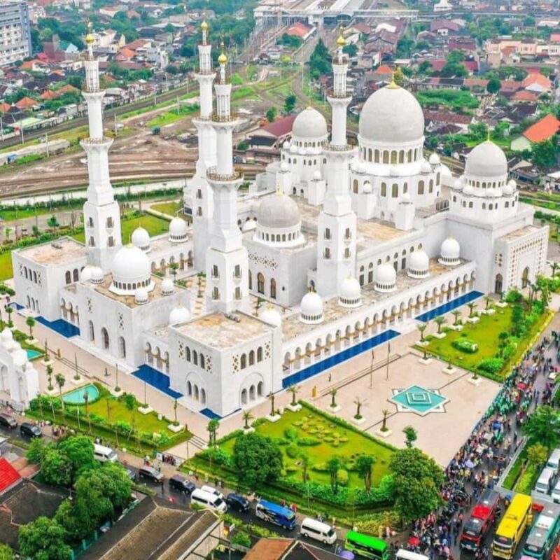 Surakarta : Full-Day Highlights Tour  All Inclusive - Transportation and Group Size