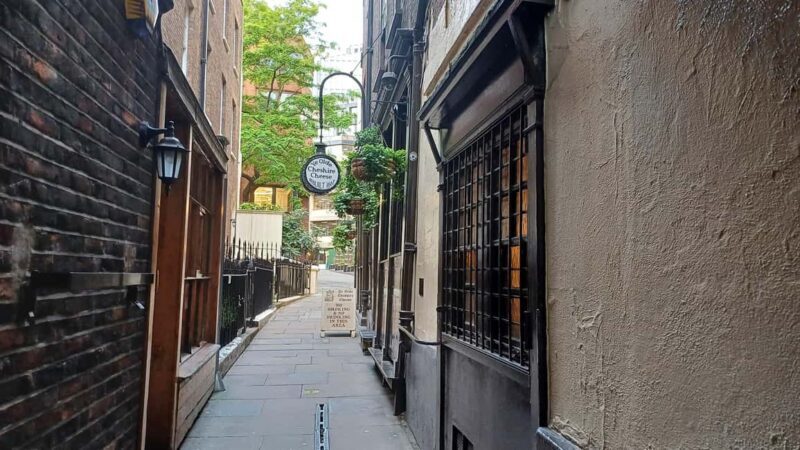 Sweeney Todd Walk - Authentic Experience and Atmosphere