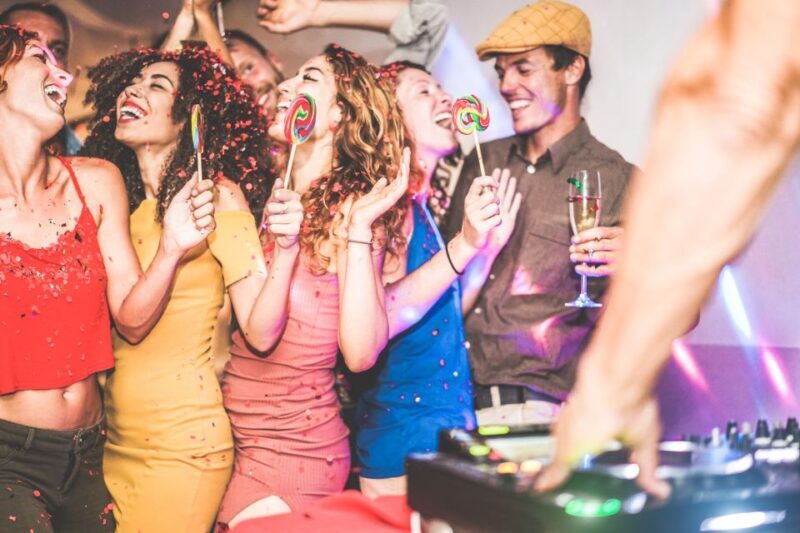 Sydney: Retro Party Cruise in Sydney Harbour with Snacks - Entertainment and Atmosphere