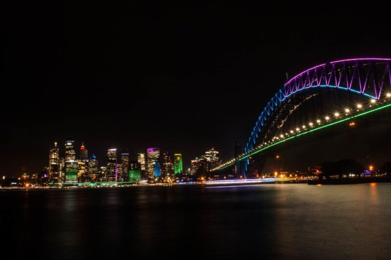 Sydney: Vivid Festival of Light Harbor Cruise with Dinner - FAQ