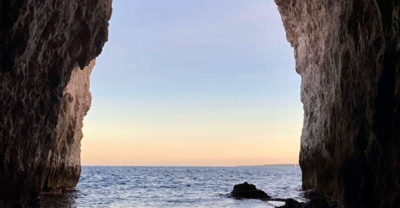 Syracuse: Boat tour Ortigia island,seacaves and Explanations - Key Points