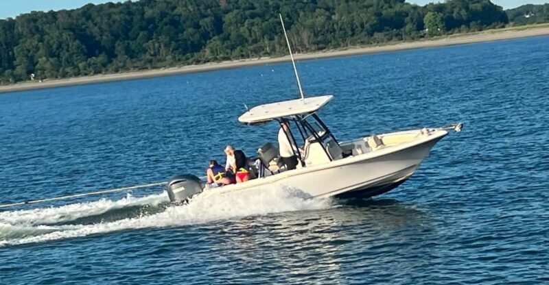 T/T Trilogy - 24 Family Sportsman - Exploring Boston on the Water with the T/T Trilogy - 24 Family Sportsman