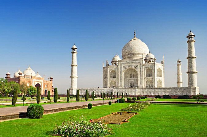 Taj Mahal Day Tour by Superfast Gatimaan Train from Delhi - A Delicious Break: Lunch at a 5-Star Hotel