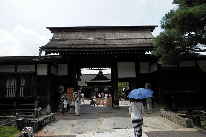 Takayama and Shirakawago Private Guided Tour Using Minivan - Authenticity and Real-World Feedback