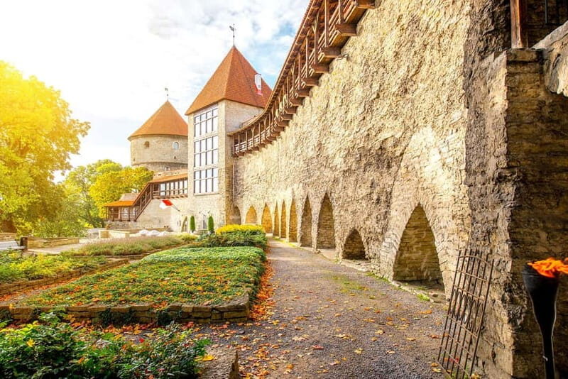 Tallinn: Audio Self Tour Guide with 10 Sightseeing Points - Key Points