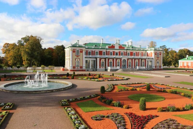 Tallinn Classic: Old Town and Kadriorg District Guided Tour - Exploring Tallinn’s Old Town