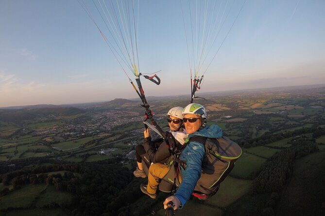 Tandem Paragliding Experience in the Brecon Beacons - What to Expect on the Paragliding Tour