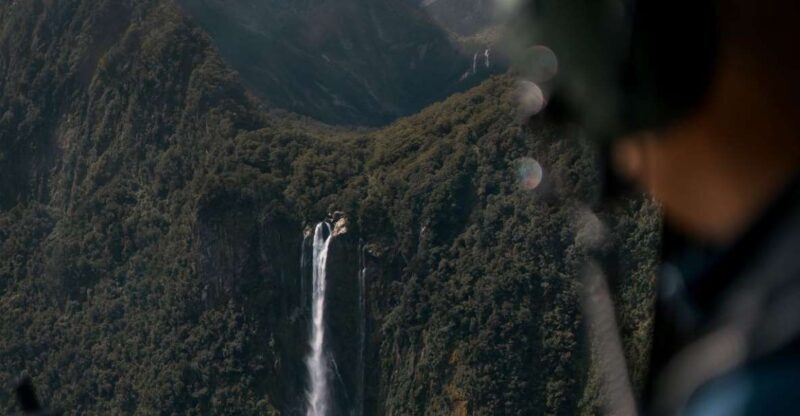 Te Anau: Milford Sound Scenic Flight with Lakeside Landing - Key Points