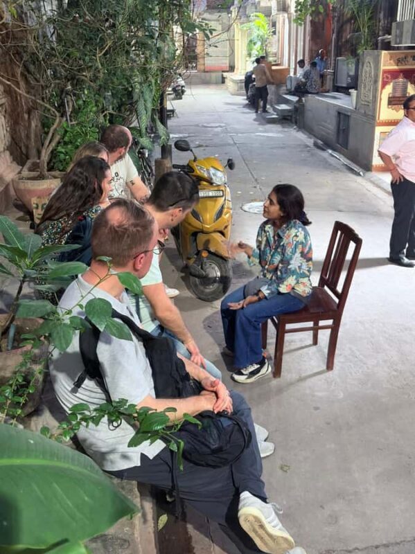 Temples, Bazaars & FoodTasting in OldDelhi with female Guide - Key Points