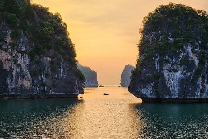 The BEST Lan Ha Bay Sunset Boat Tours 2025 From Cat Ba Island - An honest look at the best Lan Ha Bay sunset boat tour from Cat Ba Island