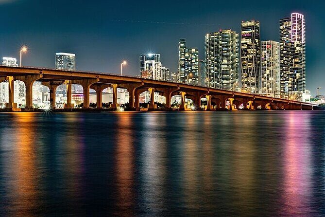 The best Miami boat party with DJ, drinks and lights of the city - An in-depth look at the cruise experience