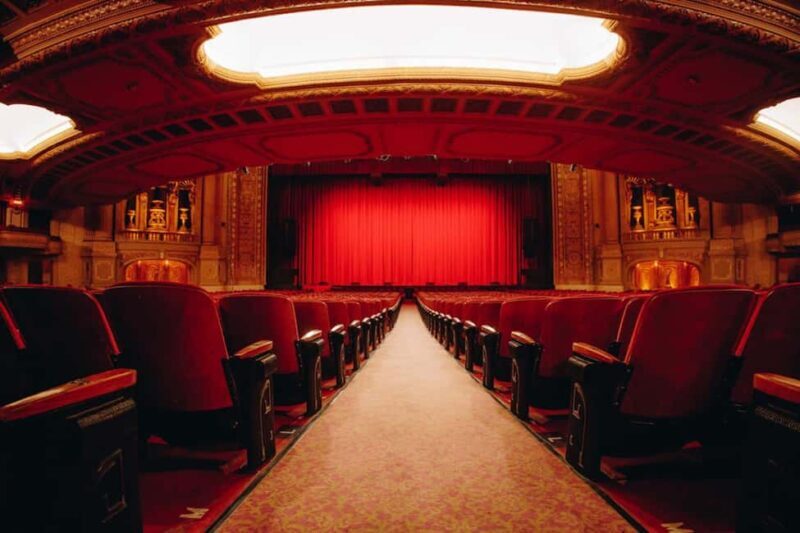 The Chicago Theatre Tour Experience - Discovering the Chicago Theatre: A Visual and Historic Treasure