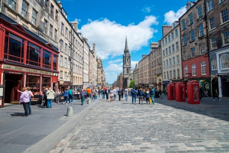 The essential of Edinburgh in French - Starting at Princes Street Gardens