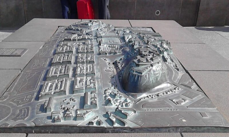 The essential of Edinburgh in French - Authenticity and Engagement