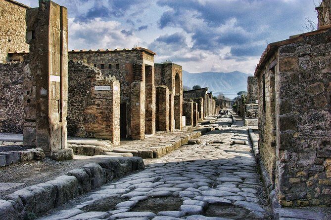The great beauty of ancient Pompeii told by a local guide / archaeologist - Key Points