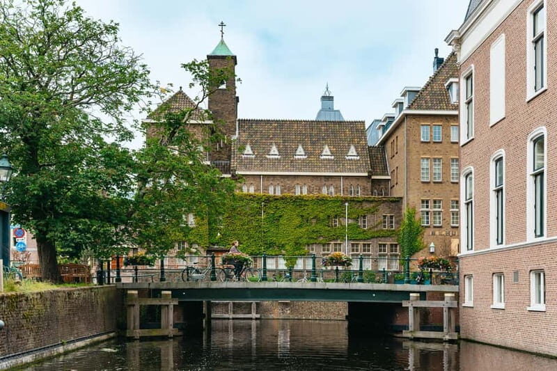 The Hague: Canal Cruise with music from local artists - The Experience: What to Expect on the Canal Cruise