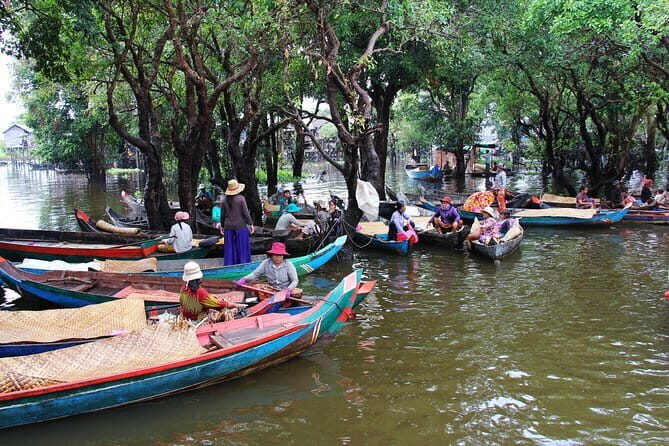 The Iridescent landscape of Tonle Sap - The Floating Market and Other Stops
