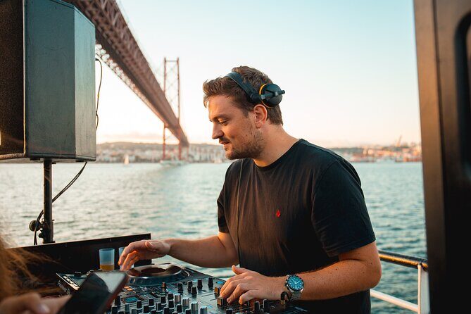 The Lisbon Boat Party / Amazing sunset sailing tour - Authenticity and Unique Selling Points